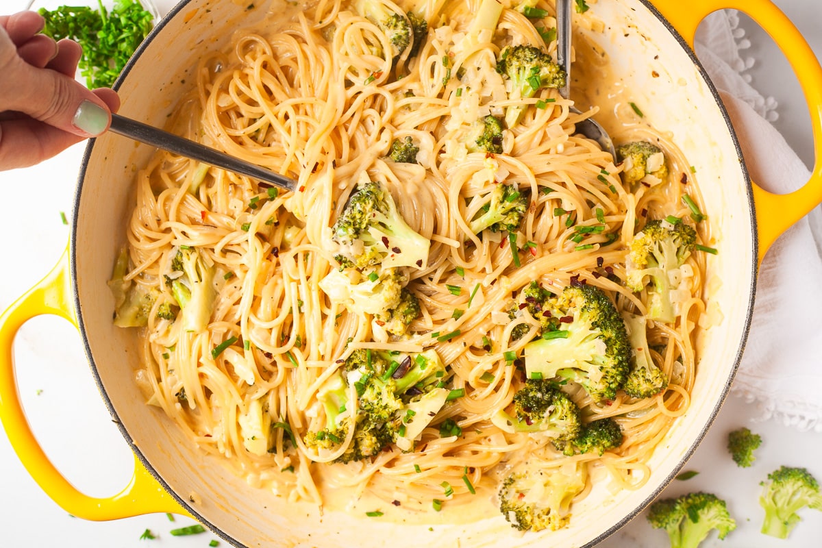 One Pot Broccoli Cheddar Spaghetti - Happy Veggie Kitchen